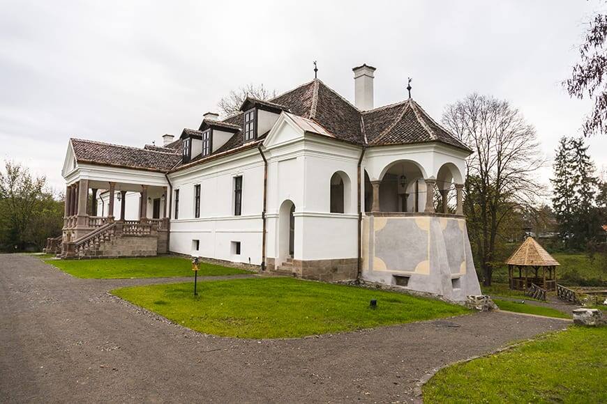 Contele care se ocupă de afacerile Prinţului Charles în România caută ...