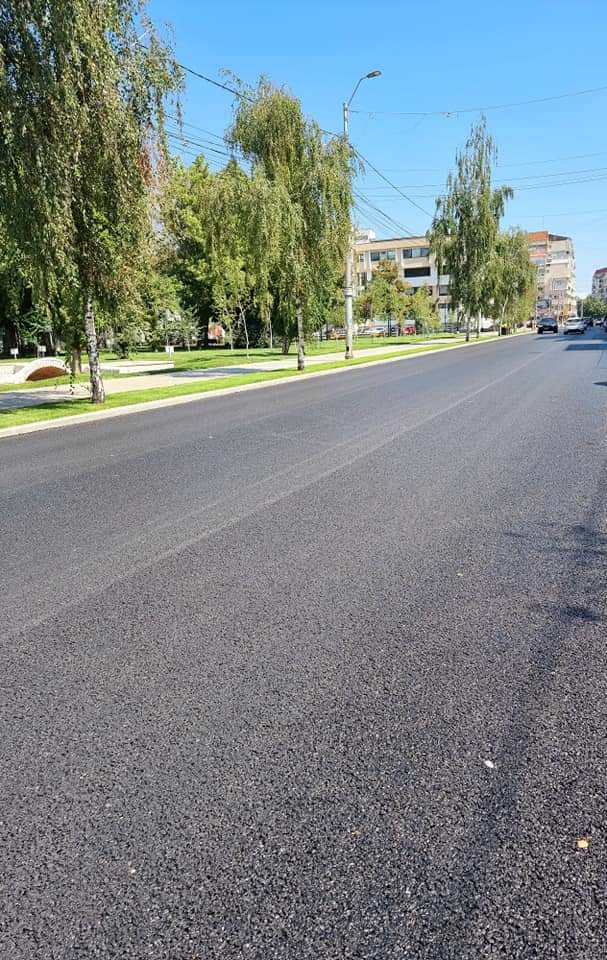 Astăzi va fi turnat ultimul strat de asfalt pe Bulevardul Mircea cel Bătrân