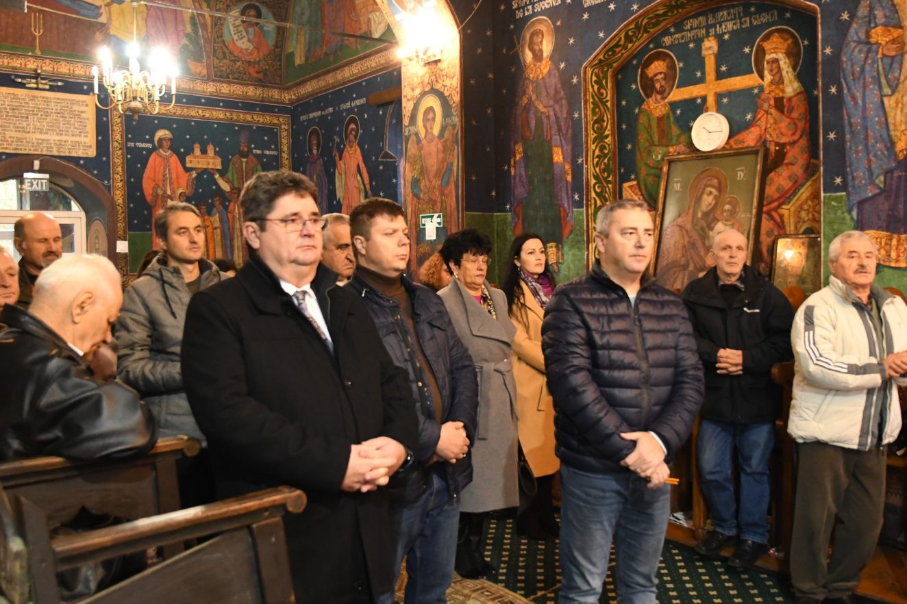 Locuitorii din Ghimpați s-au adunat, pentru a-l sărbători pe Sfântul ...
