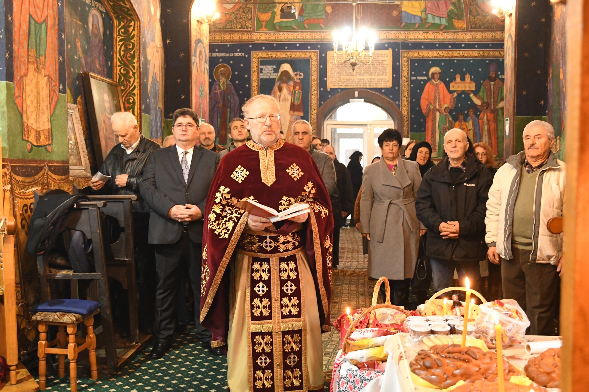 Locuitorii din Ghimpați s-au adunat, pentru a-l sărbători pe Sfântul ...