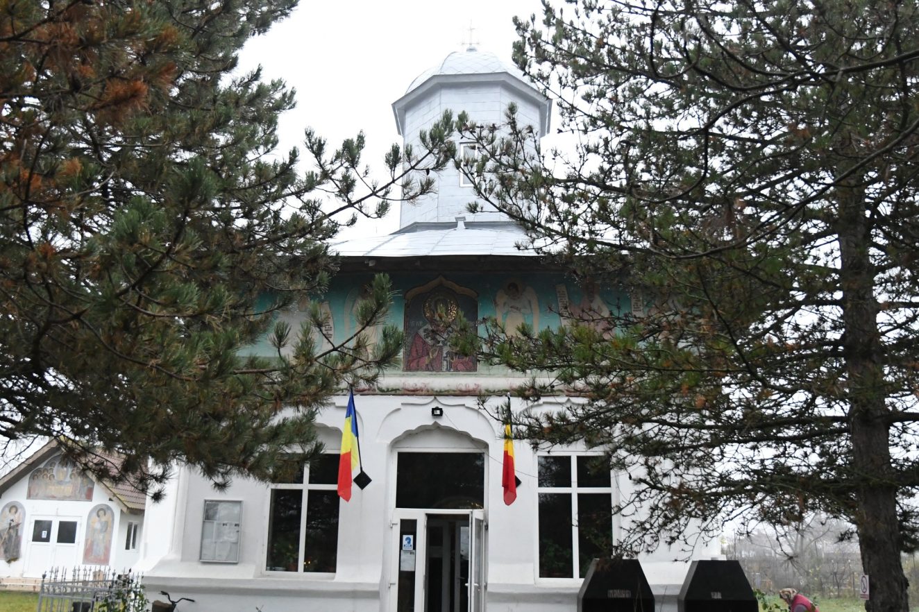Locuitorii din Ghimpați s-au adunat, pentru a-l sărbători pe Sfântul ...