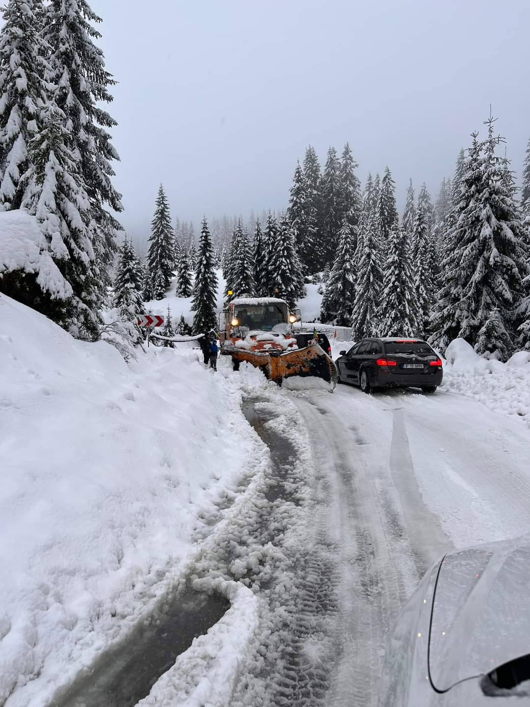 Se circulă în condiții de iarnă și aglomerație, pe Transbucegi, dar se ...