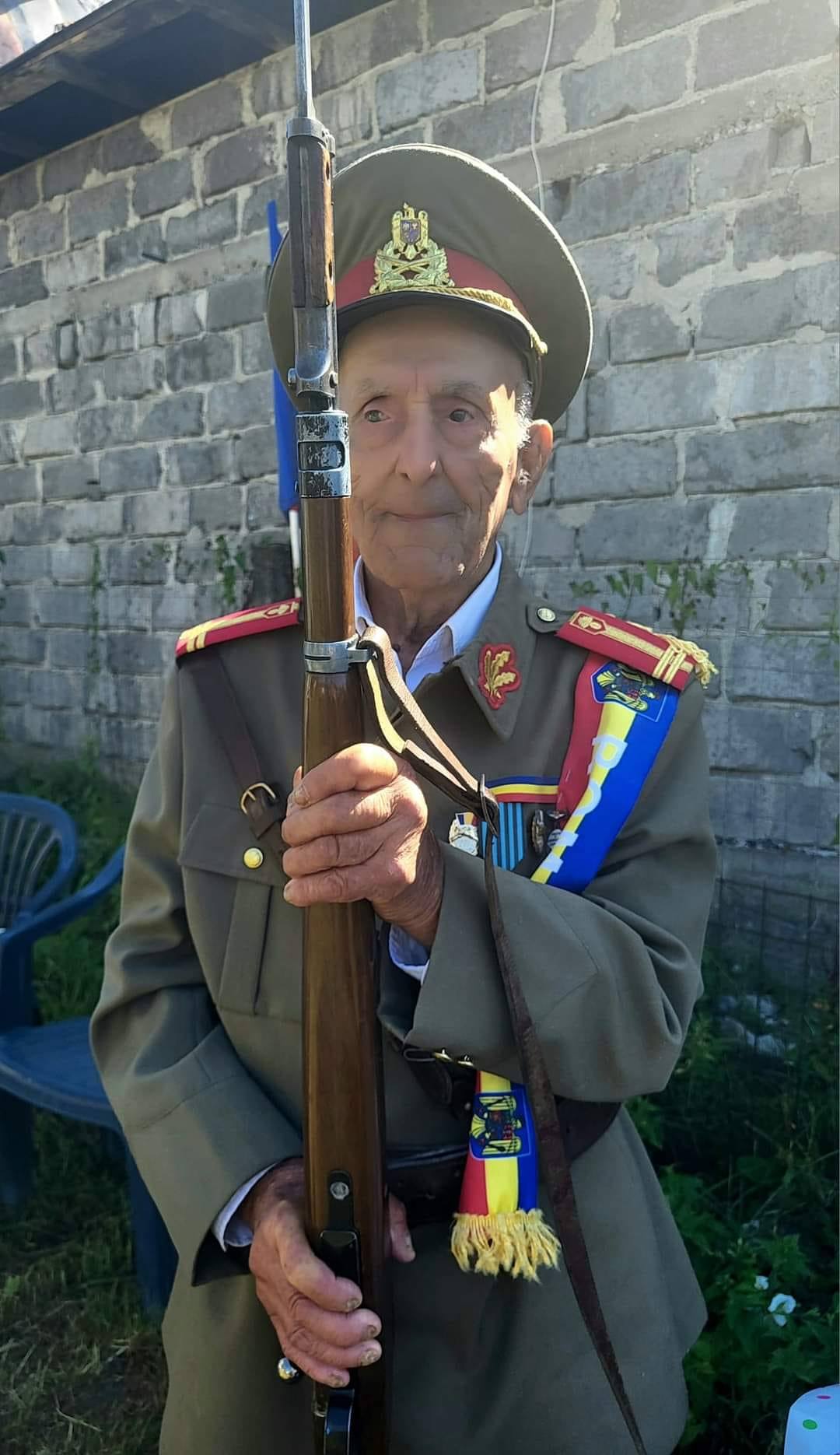 Eroul Ion Banu, din Glodeni a fost sărbătorit, astăzi, la împlinirea a ...