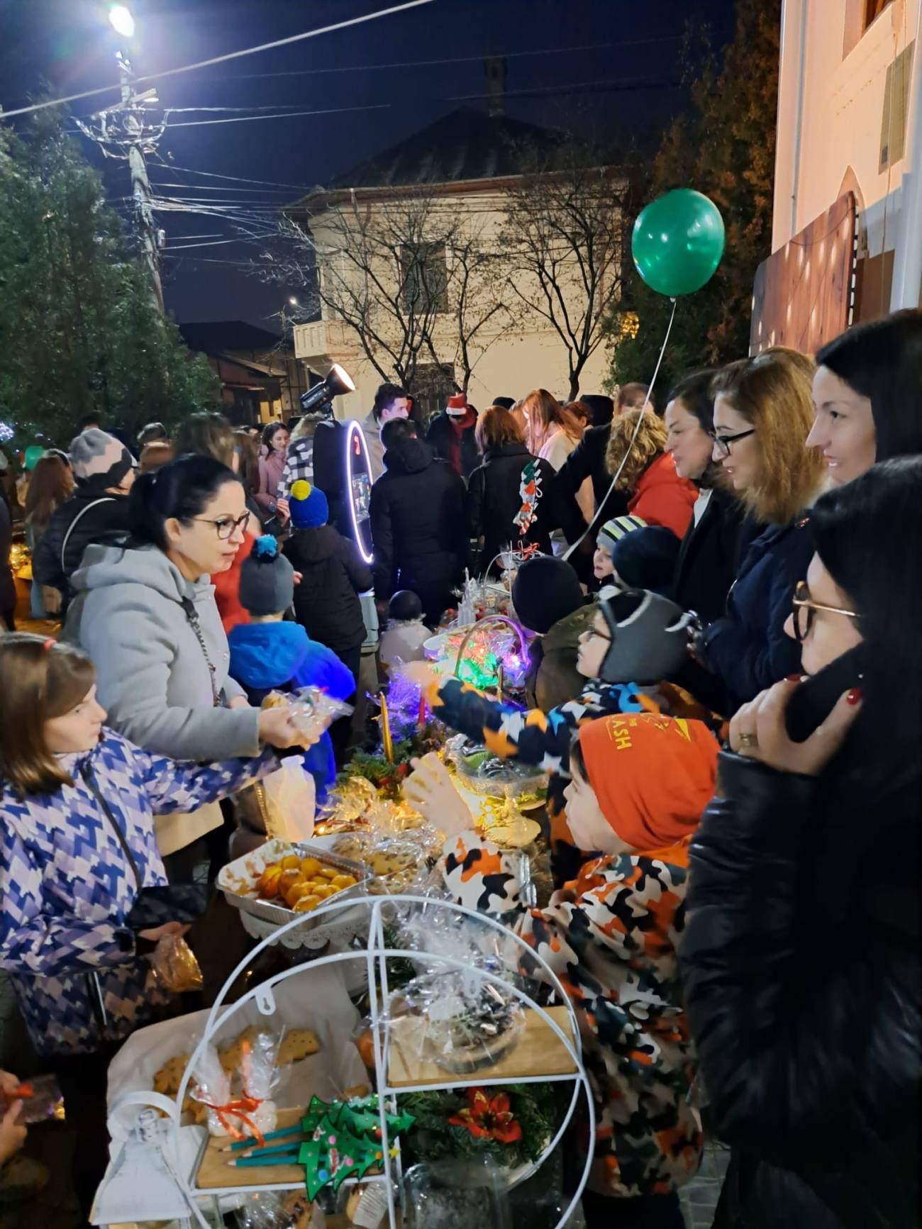 O nouă ediție a Târgului de Crăciun a însuflețit curtea Liceului de ...
