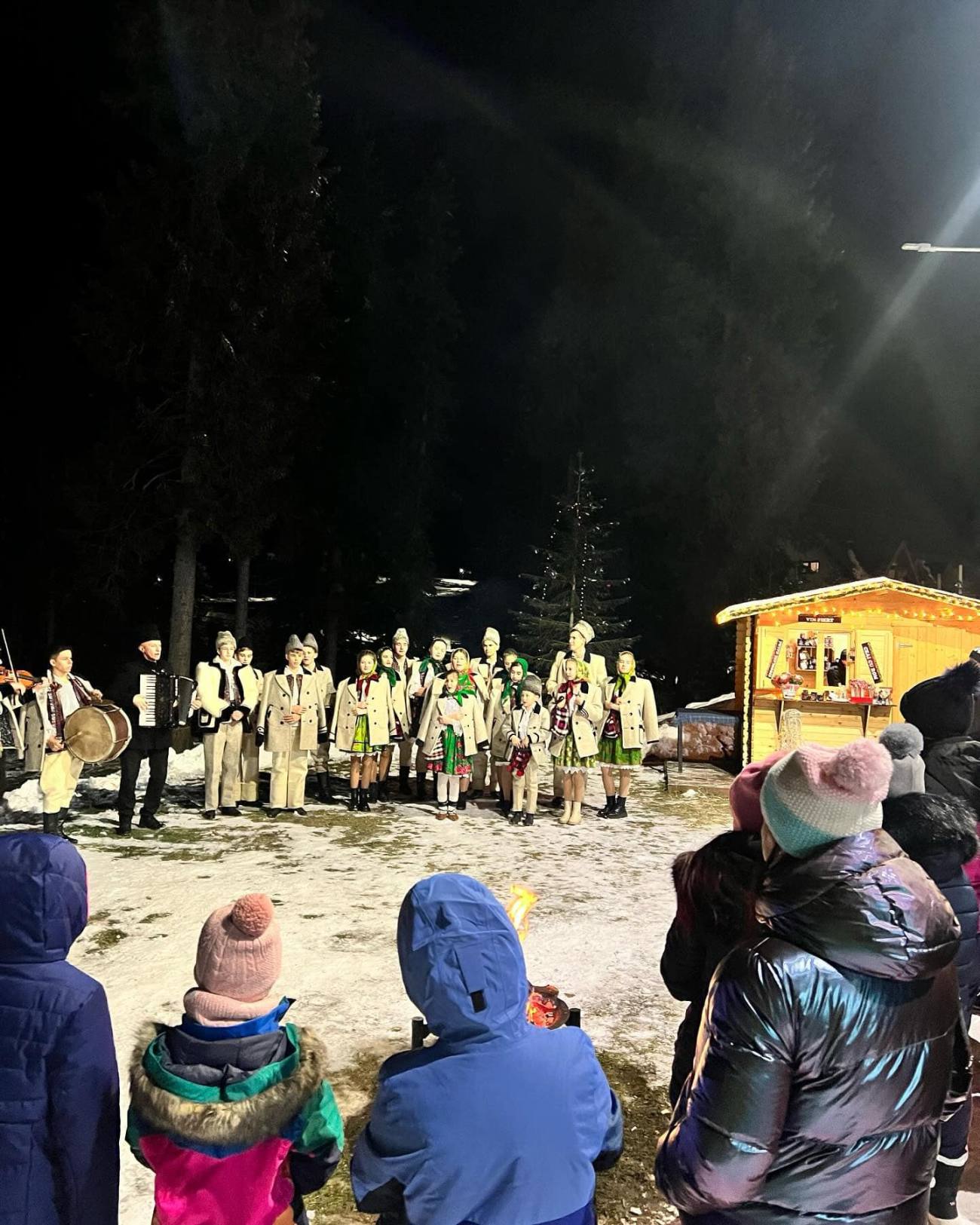 Ansamblul „Junii Moiseiului” din Maramureș, în colind la Hotel Peștera