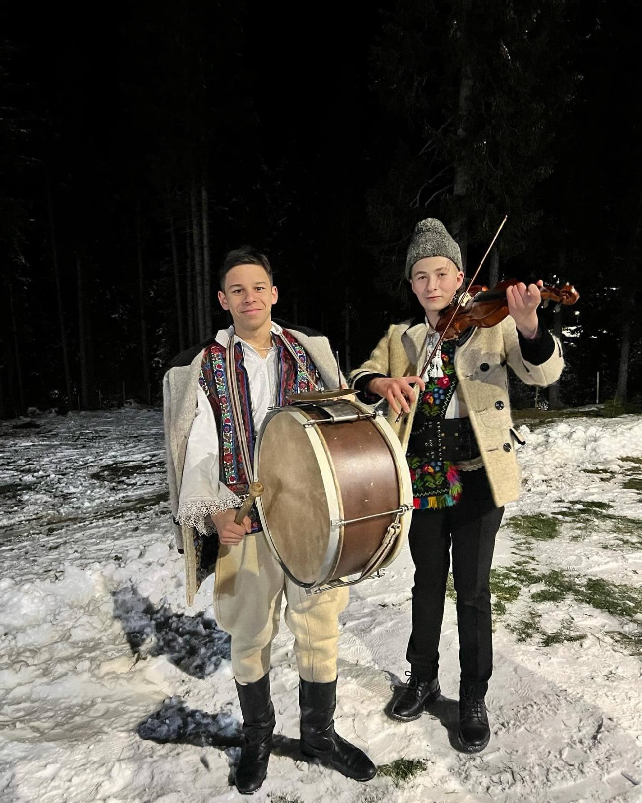 Ansamblul „Junii Moiseiului” din Maramureș, în colind la Hotel Peștera