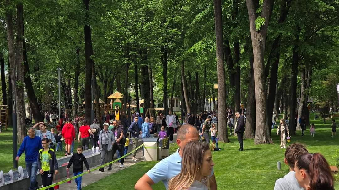 Bucurie la Pucioasa, în rândul copiilor plecați prin Parcul Central, în ...
