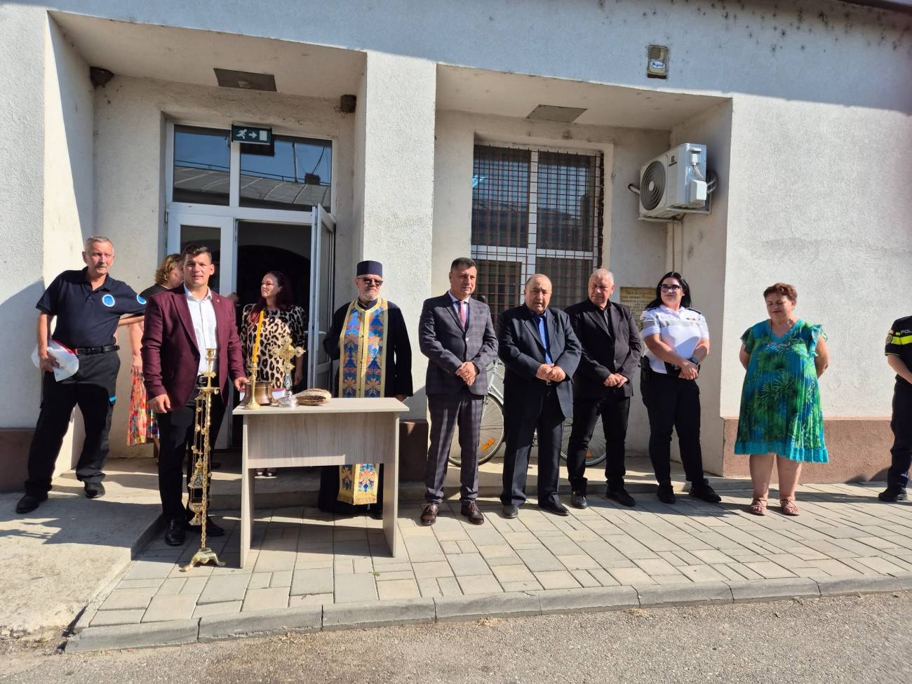 Primarul Lucian Daniel Andrei, alături de elevii din Petrești la ...